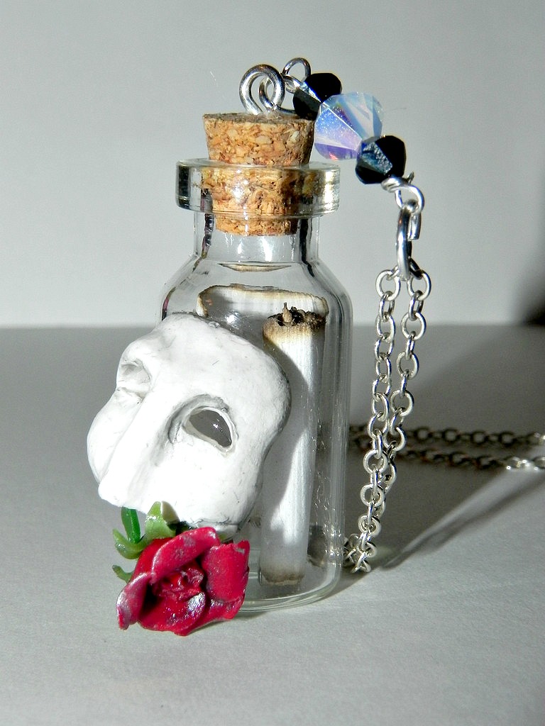 Opera Mask And Rose Necklace on Luulla